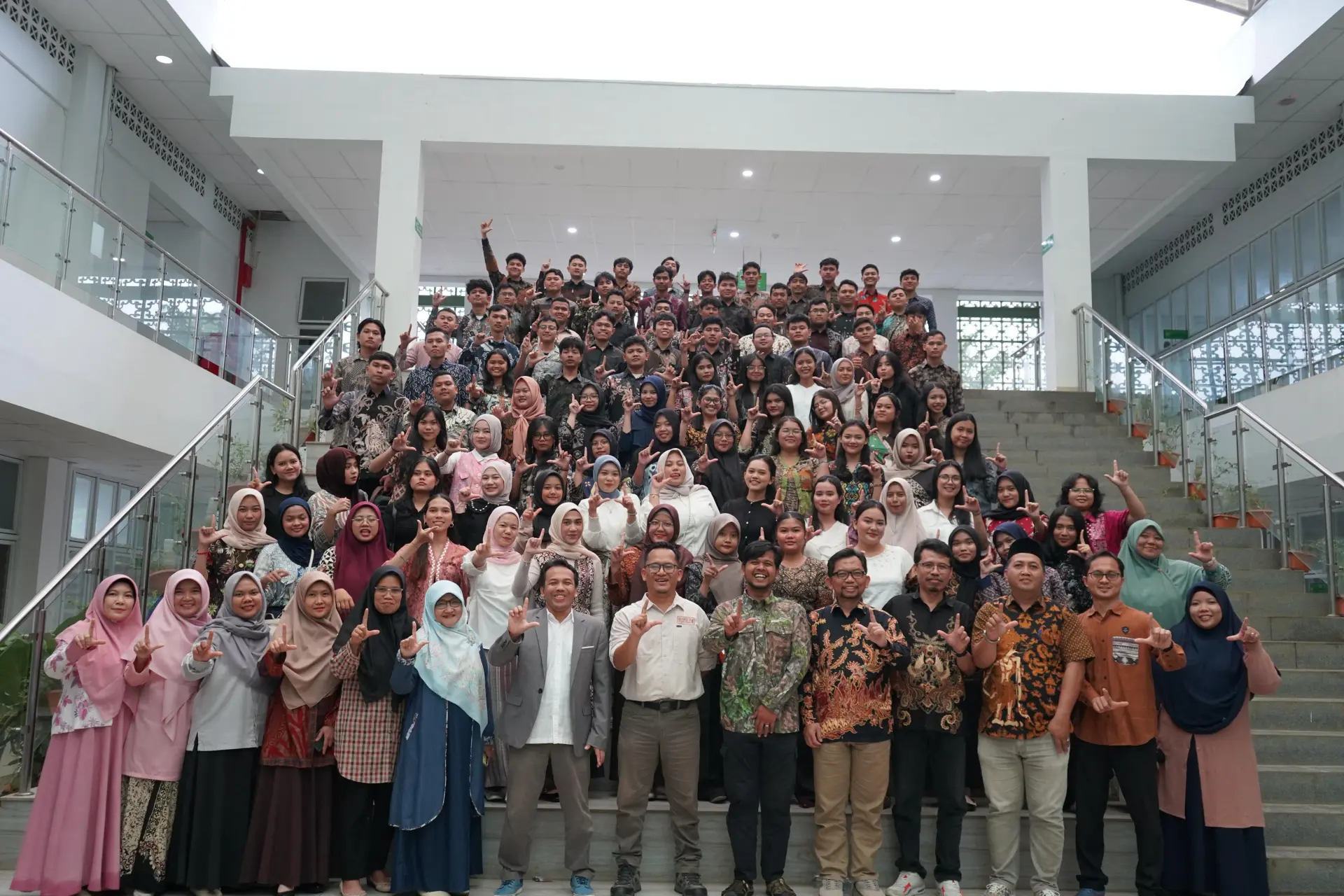 Tak Cukup Pintar Akademik: Ini Pesan Penting Untuk Calon Sarjana ...